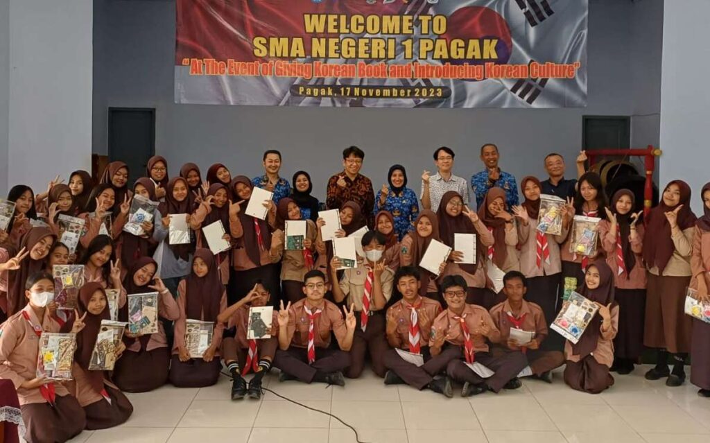 Kunjungan Korean Cultural Center Indonesia di SMA Negeri 1 Pagak - SMA ...